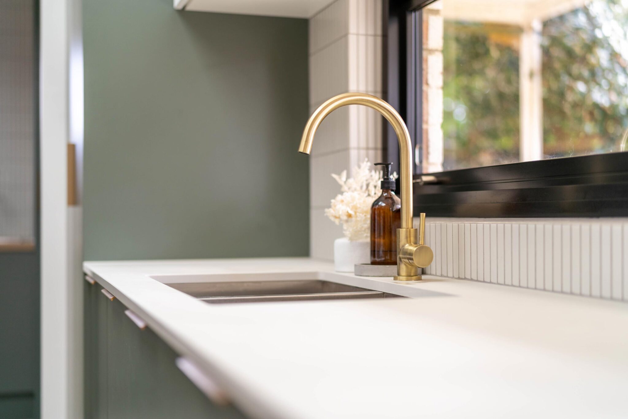 The Ultimate Guide to Kitchen Sinks & Taps - Farquhar Kitchens